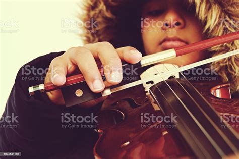 현악기와 절 음악 악기 바이올린을 연주하는 소년의 수평 그림 Performing Arts Event에 대한 스톡 사진 및 기타