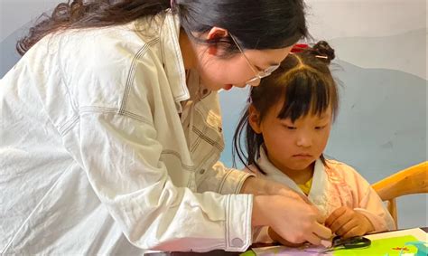 【青年学子学青年习近平】 艺苑 纪念民族英雄，体验剪纸非遗 ——艺术学院美育教育走进岳庙 浙江外国语学院艺术学院