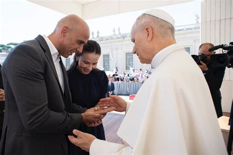 Casal De Mt Recebe Bênção Do Papa Leão Xiv Em Roma