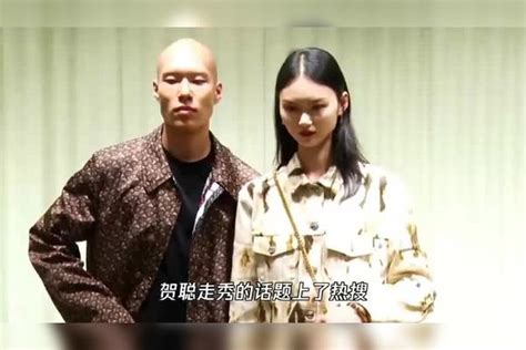 超模贺聪时装周走秀放飞自我，上身一丝不挂，全程双手捂着走秀