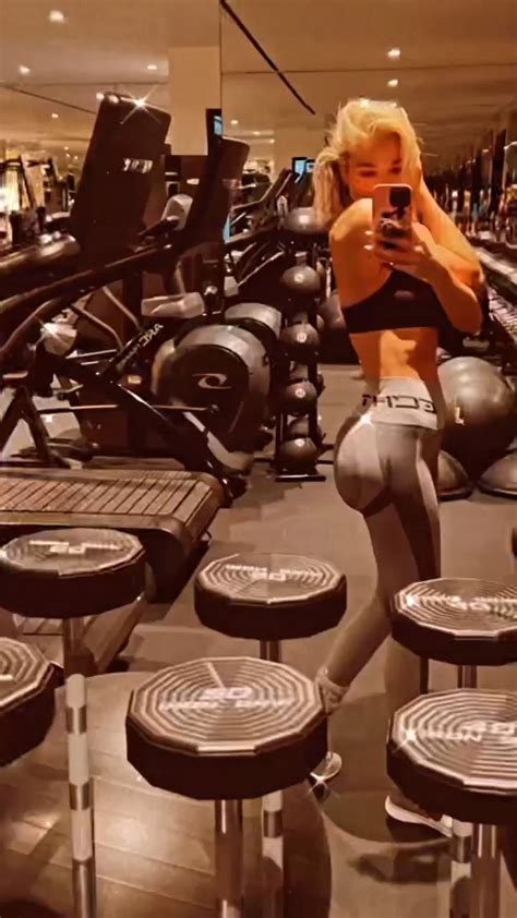 Khloe Kardashian Flaunts Abs And Butt In A Sports Bra And Tight Leggings In