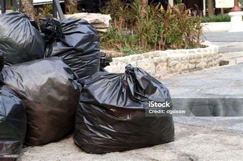 폐 플라스틱 쓰레기 검은 가방 의 많은 더미 바닥 지상 공공 공원에 스택 많은 덤프 검은 쓰레기 비닐 봉투 스택 0명에 대한 스톡 사진 및 기타 이미지 Istock