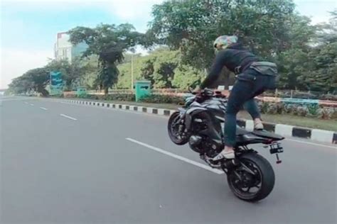 Lihat Aksi Wheelie Di Jalan Raya Cuek Aja
