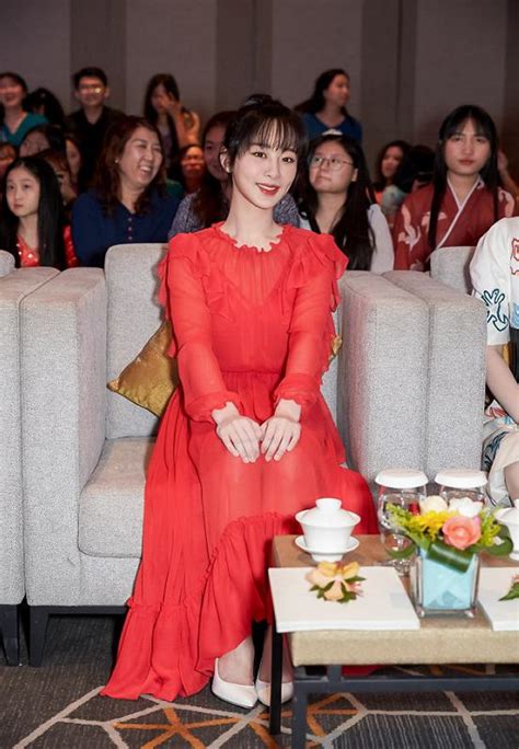 脖子那麼長是真實的嗎？楊紫春晚造型曝光，穿紅裙喜慶又明艷 每日頭條