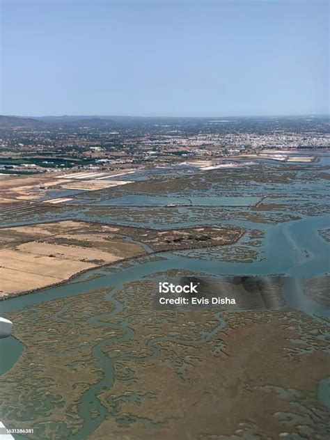 포르투갈 알가르베 지구의 남쪽 해안 상공에서 비행기에서 본 조감도 세로 사진 여행 개념입니다 0명에 대한 스톡 사진 및 기타 이미지 Istock