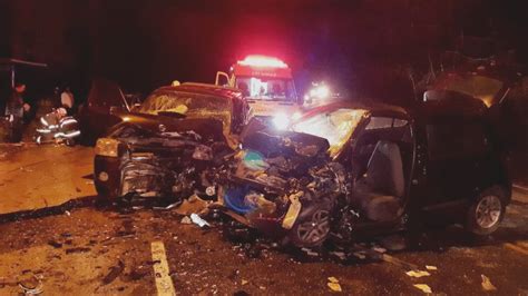 Acidente Entre Carro E Caminhonete Mata Cinco Pessoas Entre Elas Um