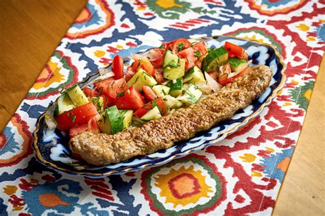 다진 고기로 만든 전통적인 터키 식 Lyula 케밥은 샐러드와 함께 접시에 제공됩니다 0명에 대한 스톡 사진 및 기타 이미지 0명 고기 구이 Istock