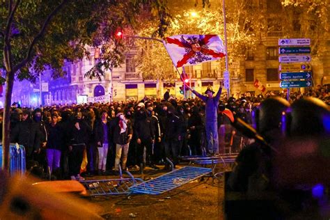 Incidentes y cargas policiales una noche más en las protestas contra la amnistía en Ferraz