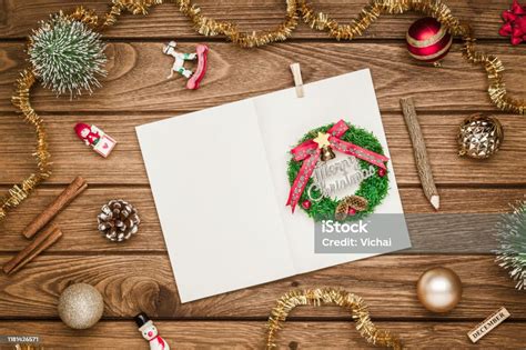Xmas 장식과 나무 배경에 빈 노트북의 상단보기 위시리스트 또는 할 목록에 대한 노트북과 모의 크리스마스 배경 복사 공간이있는