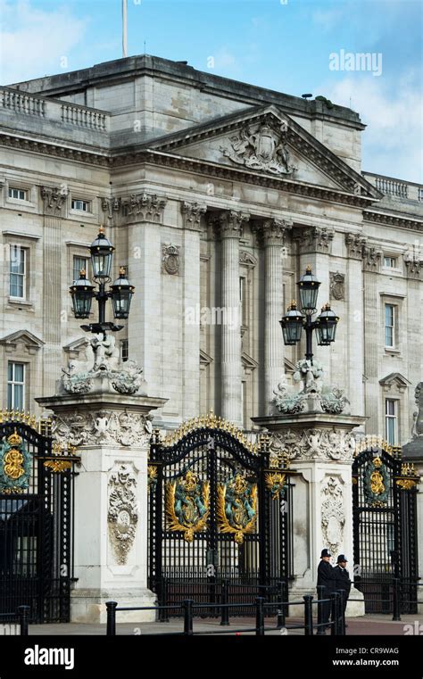 Buckingham Palace Front Gate Royal Hi Res Stock Photography And Images