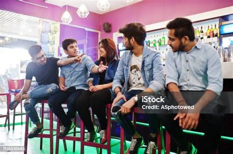 세련 된 아시아 친구의 그룹 클럽에서 바에 대 한의 자에 앉아와 함께 채팅 청바지에 착용 나이트클럽에 대한 스톡 사진 및 기타 이미지 나이트클럽 남자 남자들만