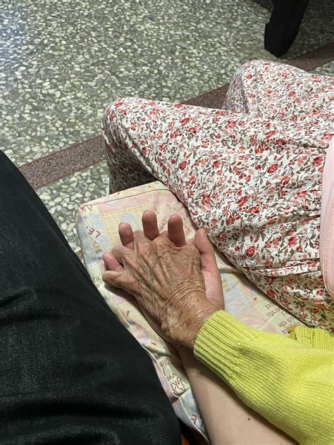 小時候的我，不喜歡回阿嬤家 因為阿嬤家好遠 每一次來回就要78個小時 而且又常常回去 而且阿嬤家不像北部的家 有電腦有很快的網路 然後阿公阿
