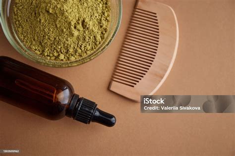 헤나 Mhendi 색색제 파우더가 유리 그릇에 베이지 색 배경 상단 보기에 나무 빗 아유르베다 헤어 케어 제품 자연 관리 및 머리 색칠 색상 묘사에 대한 스톡 사진 및 기타