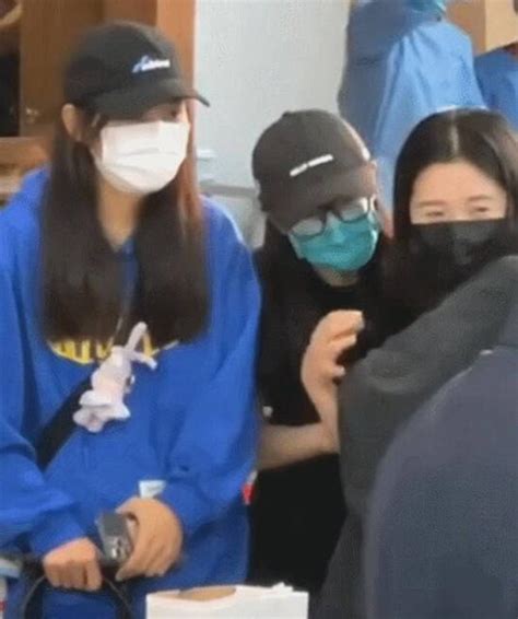 迪丽热巴现身三亚做核酸 样子像极了被拖去打针的小朋友 新浪图片
