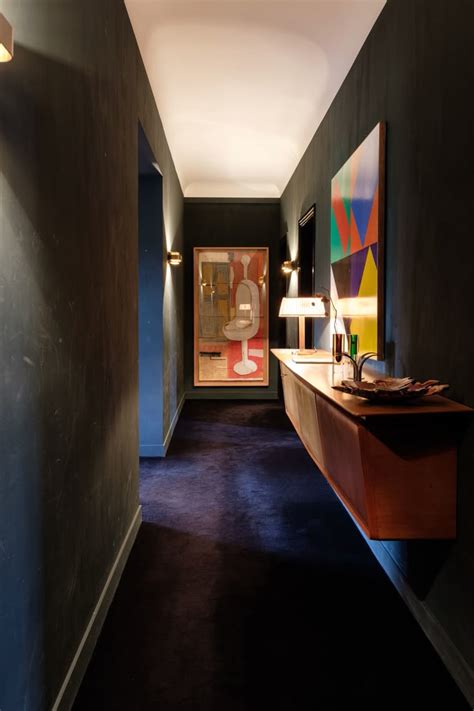 At Home In Brussels With Derek Van Heurck — Magazine Wand Ideen Dunkle Wand Hausflur