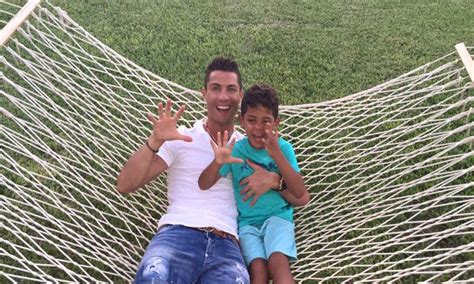صورة ابن رونالدو يستعرض عضلاته على طريقة والده سبورت 360