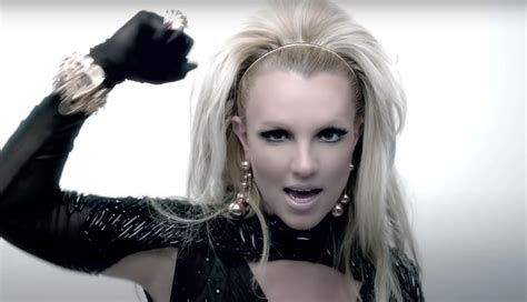 Britney Spears et Will i am à nouveau réunis sur lexplosif MIND YOUR