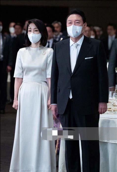 韩国第一夫人金建希现身晚宴49岁颜值不输女明星美貌风靡全球
