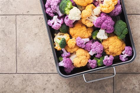 컬러푸 콜리플라워 콜리 플라워는 오래된 회색 돌 타일 배경에 철 팬에서 작은 조각으로 자릅니다 음식 요리 및 농업 수확 개념 또는 배경 꽃 양배추에 대한 스톡 사진 및 기타