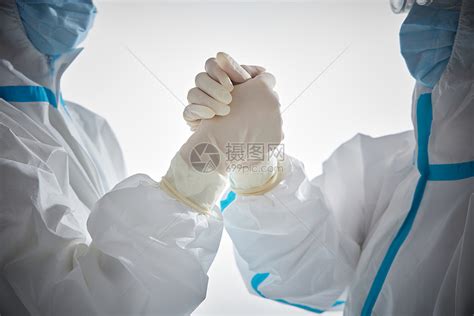 穿防护服的医护人员握手特写高清图片下载 正版图片502382800 摄图网