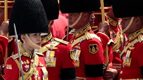 Photo Gallery โปรดเกล้าฯ พระราชทานเครื่องราชอิสริยาภรณ์ชั้นสายสะพายแก่ พ อ พิเศษ หญิง สินีนาฏ