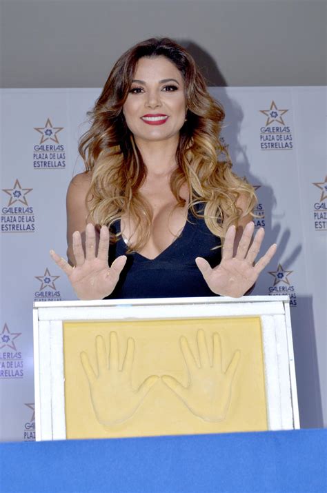 Aleida N Ez Presume Este Tremendo Escote A Sus A Os Y Luce Regia