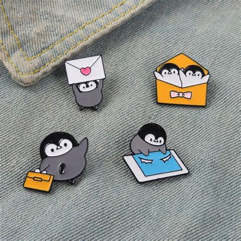เพนกวินบุรุษไปรษณีย์เคลือบ Pins ส่งมอบความรักหมีเข็มกลัดเสื้อปกตรา