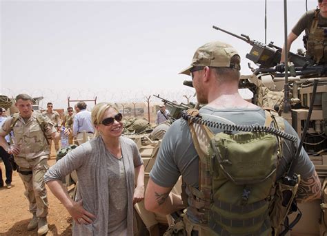 Minister Hennis Bezoekt Nederlandse Troepen In Mali Het Parool