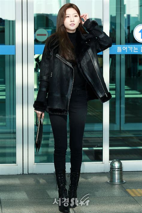 김새론 시크한 블랙여신 공항 패션