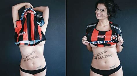 Una periodista prometió desnudarse si su equipo ascendía y cumplió