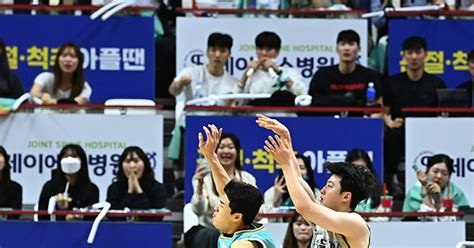 St포토 승리 만드는 Lg 윤원상 버저비터