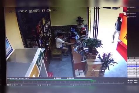 监控拍下：大哥看狗拔腿就跑，遇到这玩意我也是腿脚发软拔腿就跑玩意腿脚