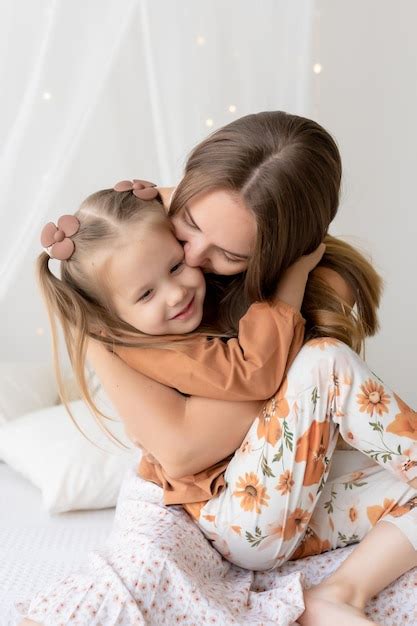 Feliz Família Amorosa Mãe E Sua Filha Menina Brincam E Se Divertem Na