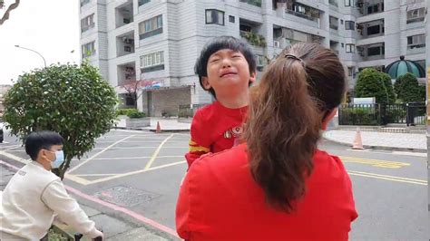 媽媽抱弟弟回家，弟弟夾著車車哭哭｜咚2y2m16d 桐8y11m Youtube