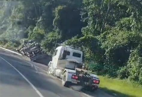 Acidente envolvendo três carretas provoca congestionamento e saques na