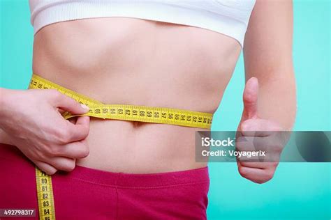 다이어트 피티니스 여자 착용감 여자아이 측정 테이프 측정 허리 가냘픈에 대한 스톡 사진 및 기타 이미지 가냘픈 개념 개념과 주제 Istock
