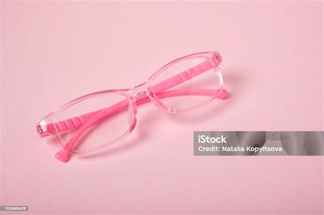 분홍색 배경에 있는 소녀를 위한 어린이 안경 뿔 테두리가 달린 안경 보라색에 대한 스톡 사진 및 기타 이미지 보라색 안경