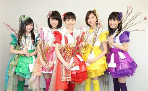 スポニチを訪れ笑顔を見せるももいろクローバーz（左から）有安杏果、佐々木彩夏、百田夏菜子、玉井詩織、高城れに ― スポニチ Sponichi