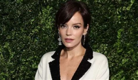 Lily Allen Revela Que Viajou De Primeira Classe Enquanto Filha Foi Na