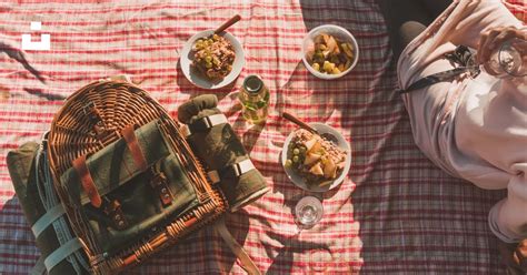 빨간 직물에 갈색 고리 버들 세공 피크닉 바구니 사진 Unsplash의 무료 피크닉 이미지