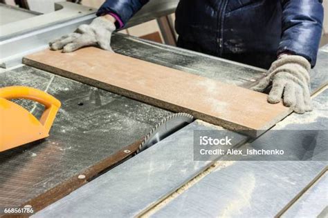 목수 작업장에서 가구를 만들기 위해 톱 머신을 사용하는 노동자 가구에 대한 스톡 사진 및 기타 이미지 가구 건설 기계류