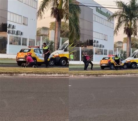 Guardas de trânsito tentam imobilizar motorista de van escolar após