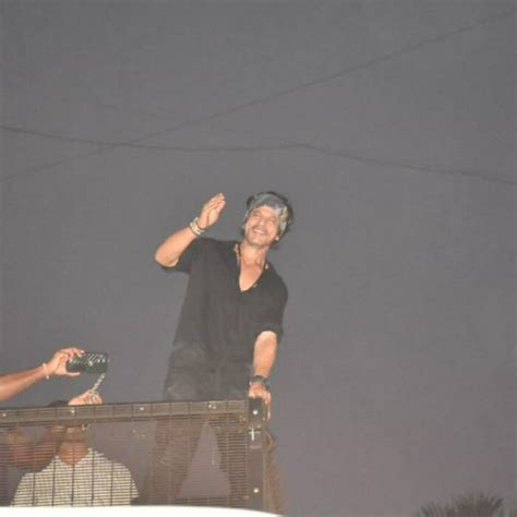 Pathaan Ka Salaam Shah Rukh Khan Thanks The Sea Of Fans From Mannats