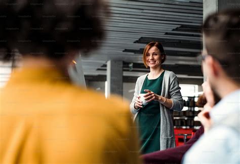 사무실에서 한 무리의 젊은 사업가들이 프레젠테이션을 듣고 있다 사진 Unsplash의 사무실 이미지