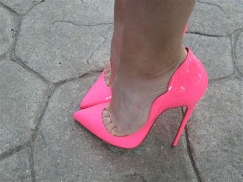 Stilly Pink Pumps And Toe Cleavage