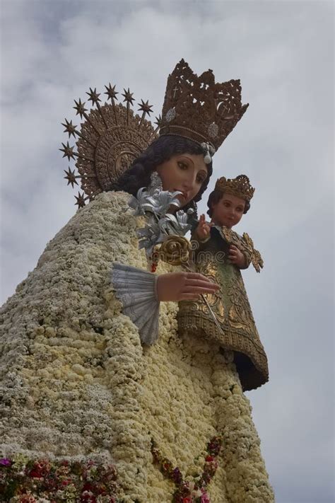 Virgen De Los Desamparados Con La Capa De Flores Creada En La Oferta En