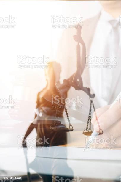 법률 서적과 법률 회사 도서관의 책상에있는 정의의 척도 법학 법률 교육 개념 법에 대한 스톡 사진 및 기타 이미지 법 교육