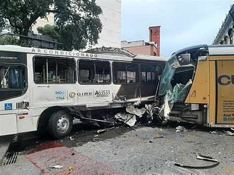 Colisão Entre ônibus E Vlt Deixa Feridos E Interdita Ruas Do Geral