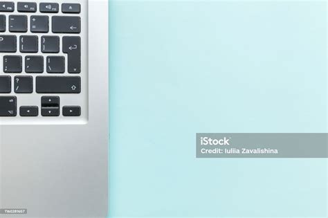 파란색 파스텔 책상 배경에 격리 키보드 노트북 컴퓨터 최신 정보 기술 및 소파웨어 발전 개념에 대한 스톡 사진 및 기타 이미지 개념 교육 노란색 배경 Istock