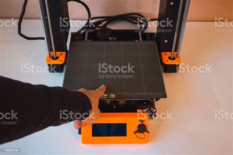 새로운 것을 만들기 위한 기술 하이테그 도구 검은색과 빨간색의 3d 프린터가 작동 중입니다 물체는 적층 공정에서 재료의 연속적인